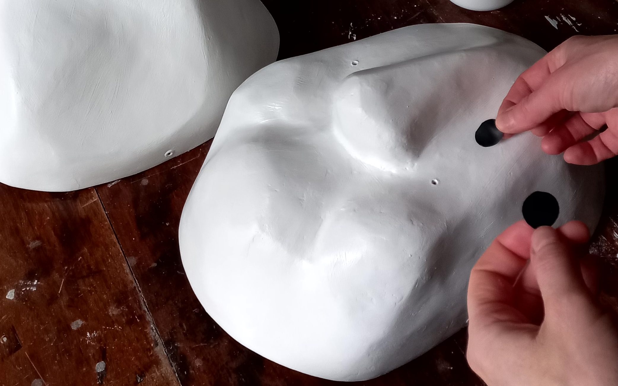 The illusion of white larval masks – Making Faces Theatre