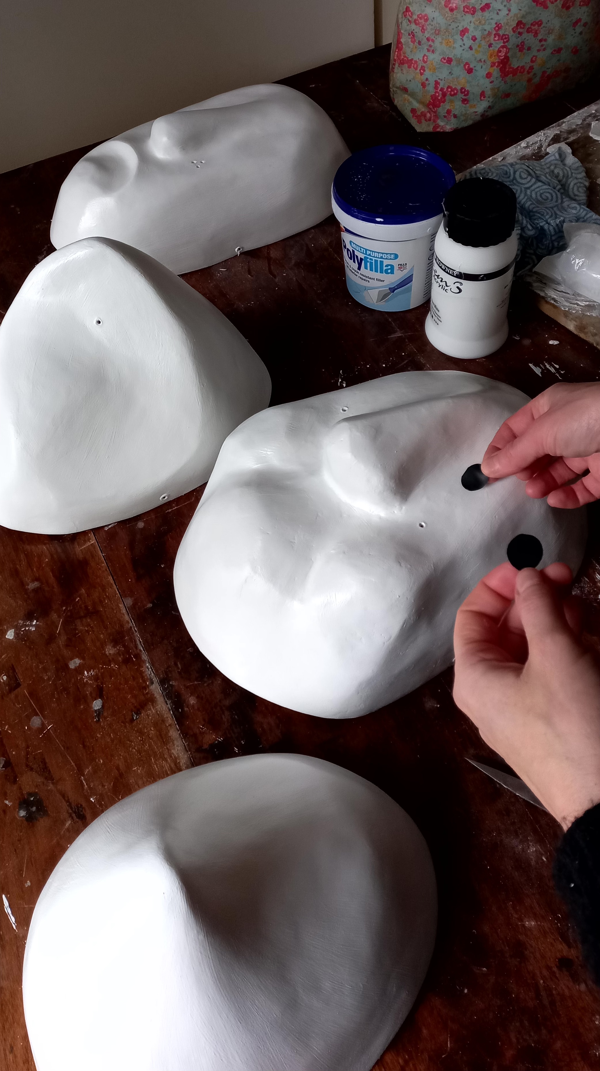 The illusion of white larval masks – Making Faces Theatre